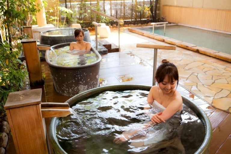 6 Beautiful Traditional Ryokans in Kanazawa With Private Onsen